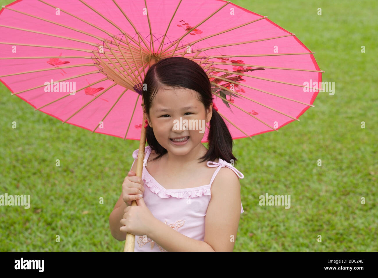 Chinese girl holding pink umbrella hi-res stock photography and images ...