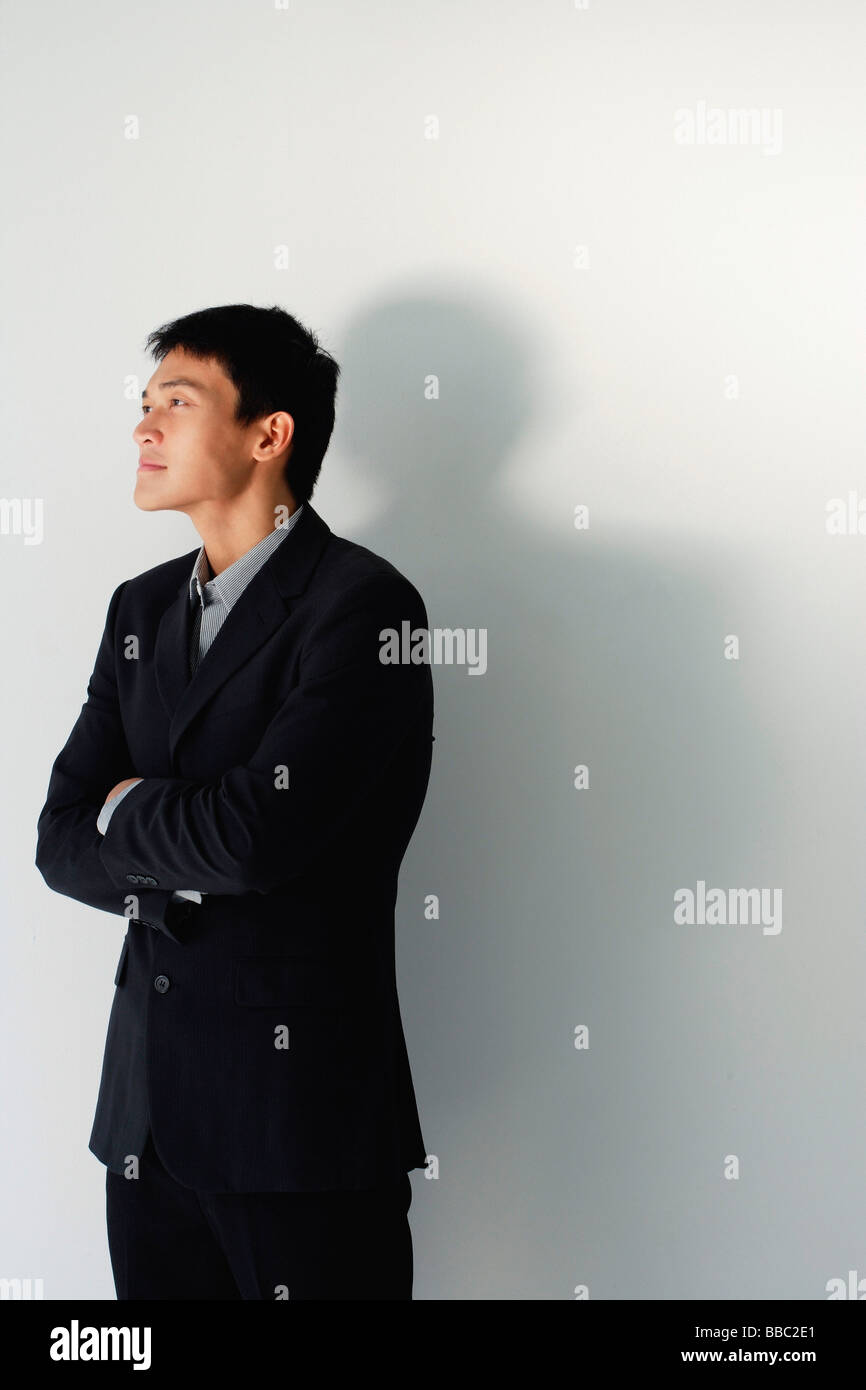 A man wearing a suit crosses his arms Stock Photo - Alamy