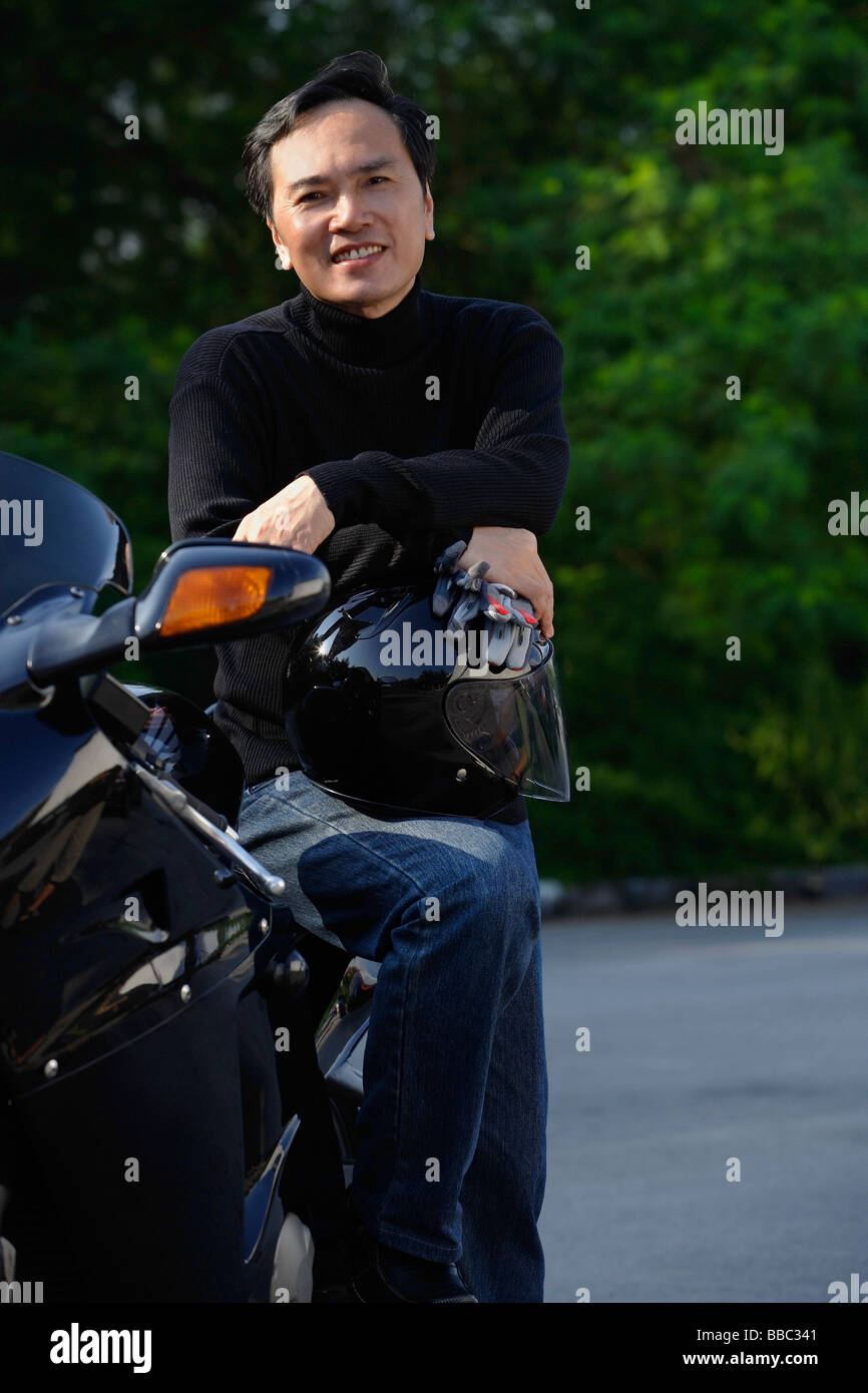 Man leaning on motorcycle hi-res stock photography and images - Alamy