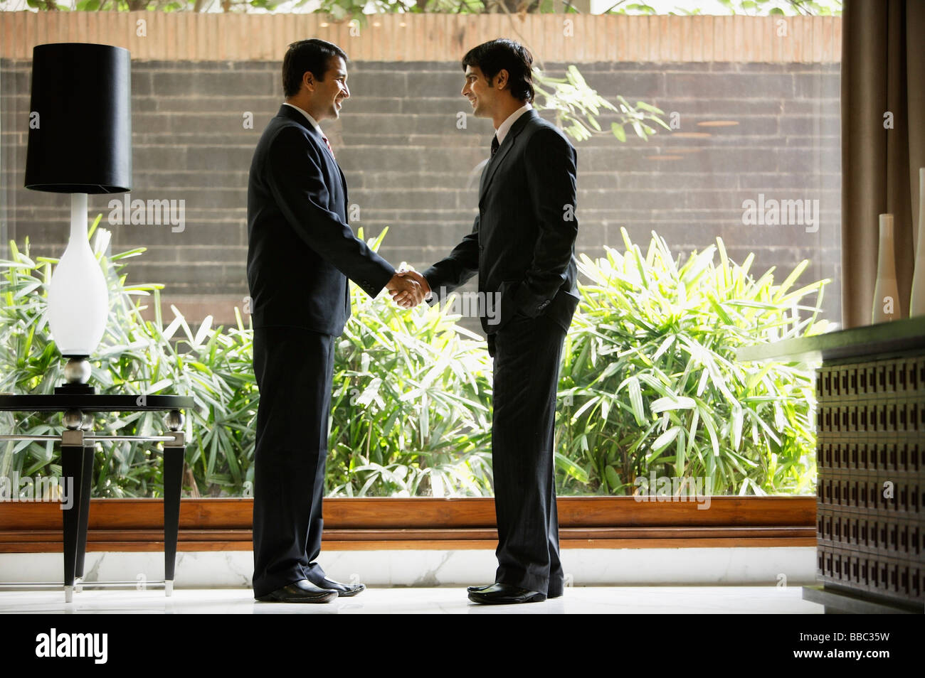 businessmen shaking hands Stock Photo - Alamy
