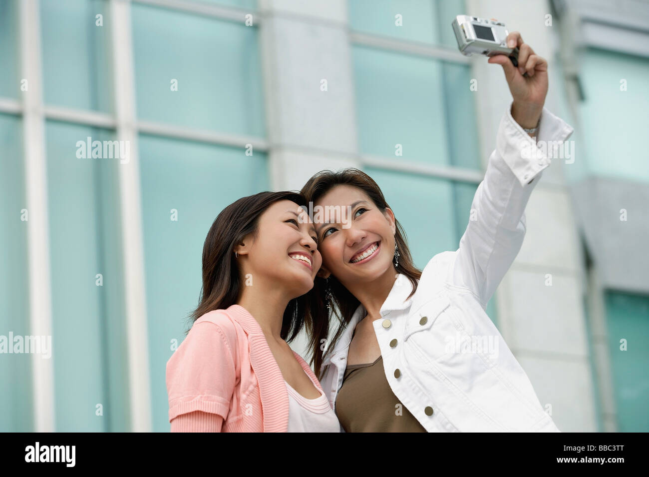 Women posing for a photograph hi-res stock photography and images - Alamy