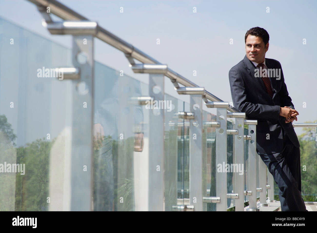 Man leaning against balcony looking hi-res stock photography and images ...