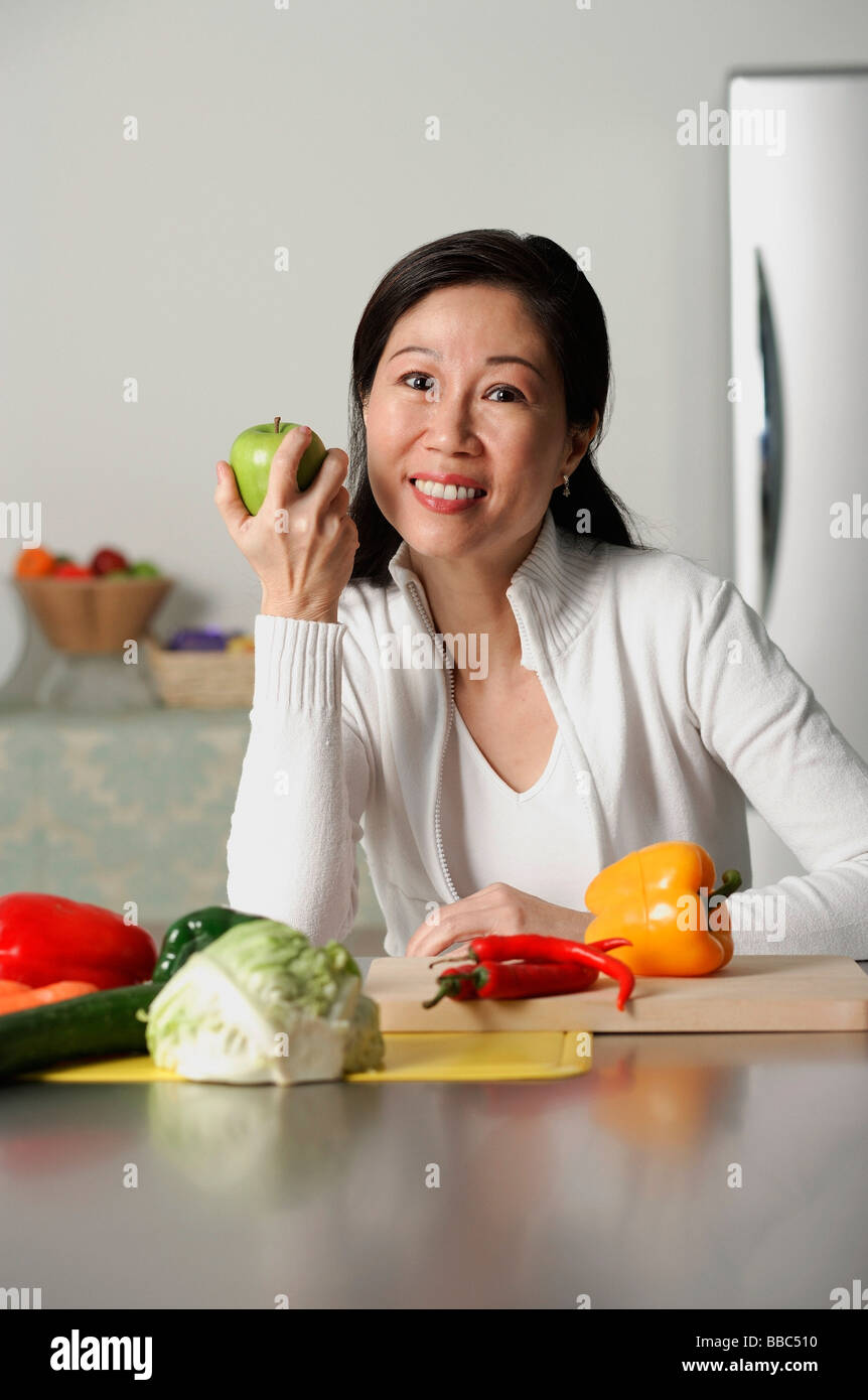 Women sitting around kitchen table hi-res stock photography and images ...
