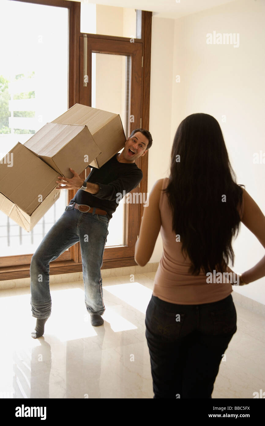 Man carry box hi-res stock photography and images - Alamy