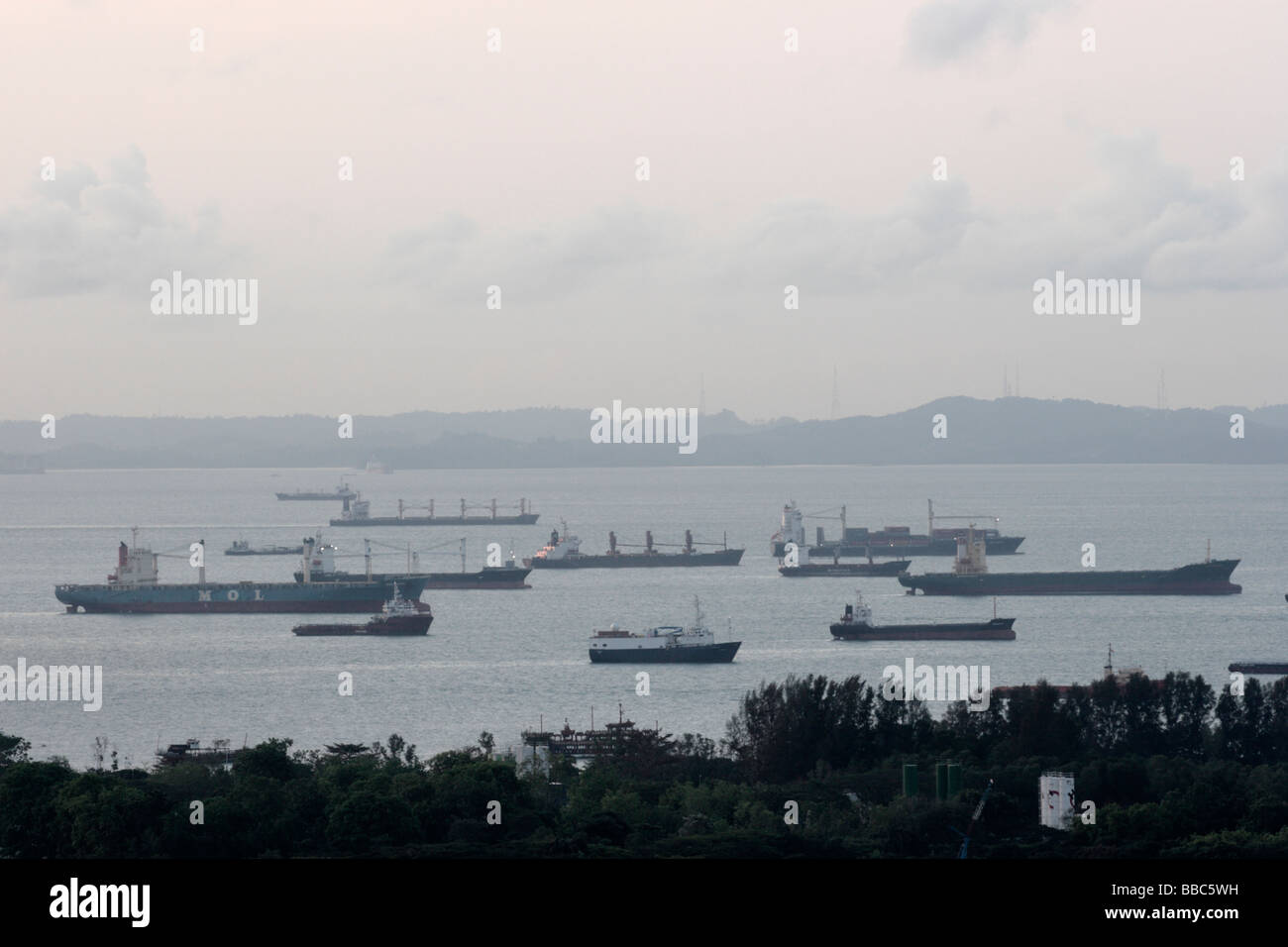 Cargo ships singapore hi-res stock photography and images - Alamy