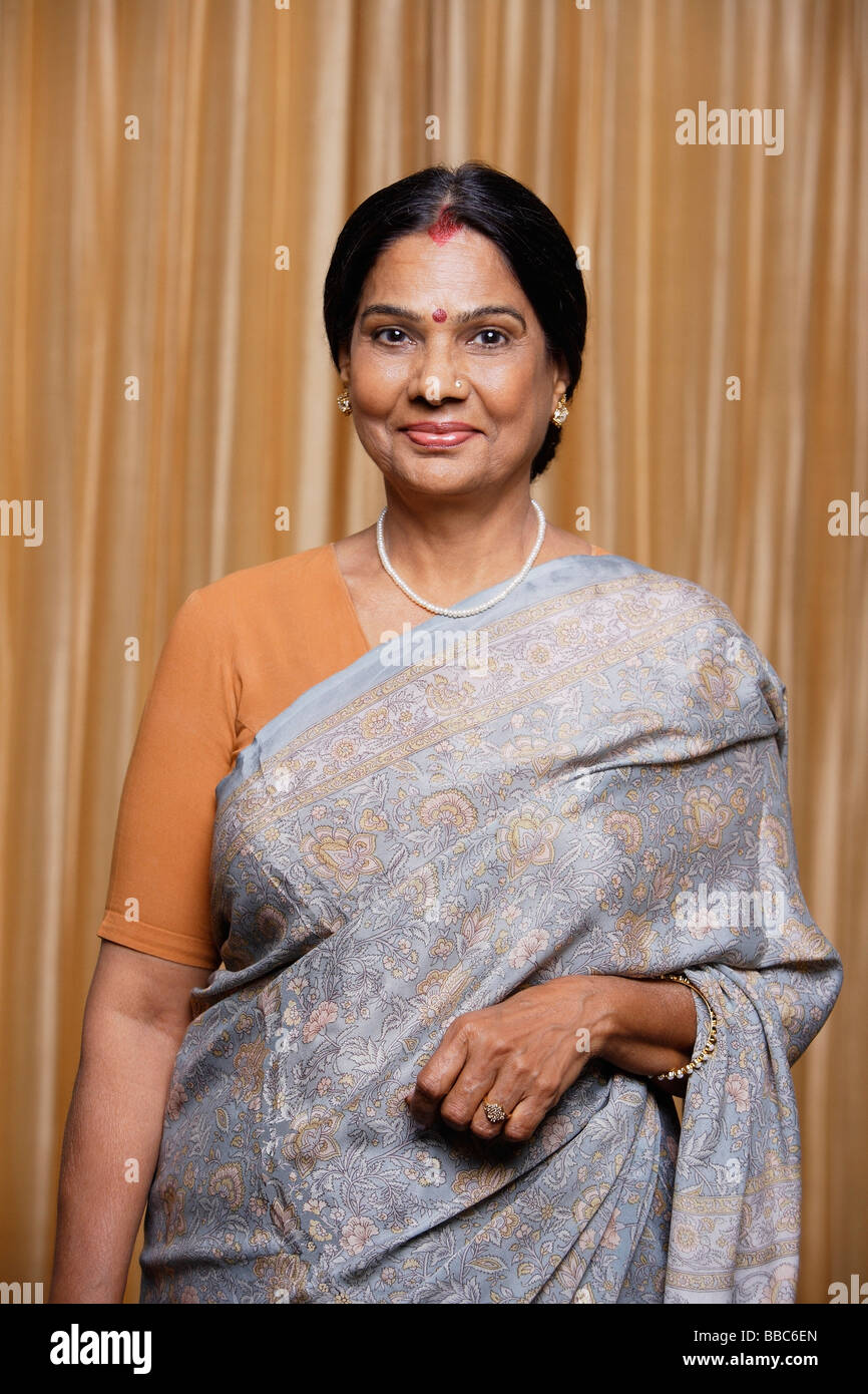 portrait of woman in sari and bindi Stock Photo - Alamy