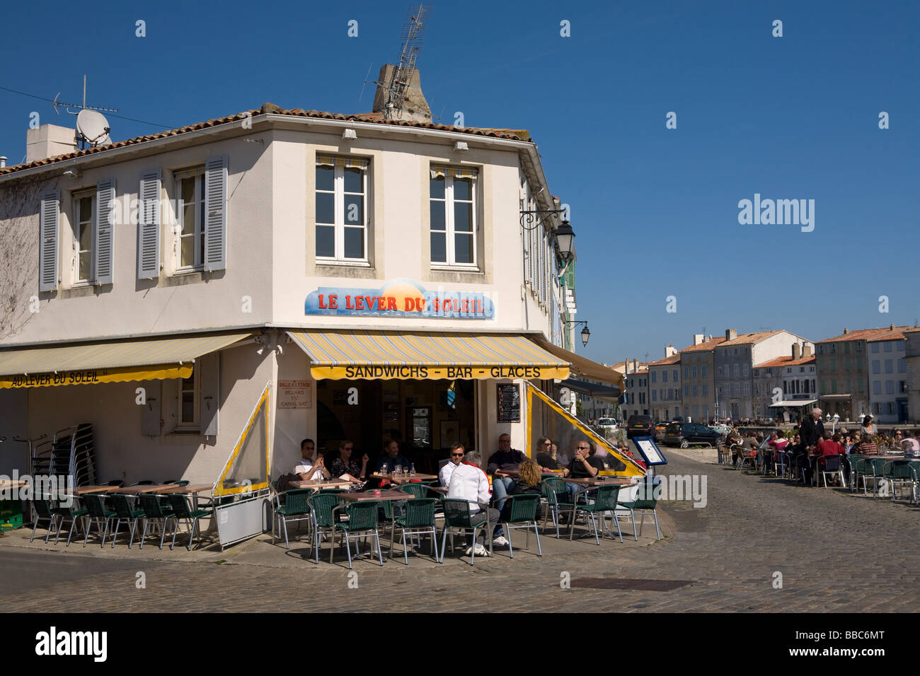 People eating and talking at Cafe Restaurants in St Martin en Ré Île de ...