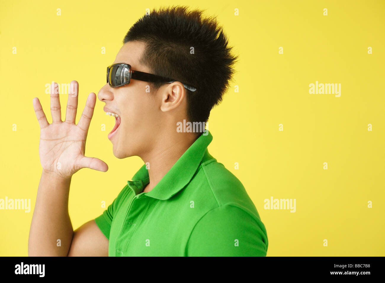 Man shouting, side view, head shot Stock Photo - Alamy