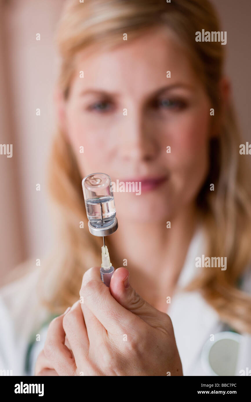 female medic drawing a shot Stock Photo - Alamy