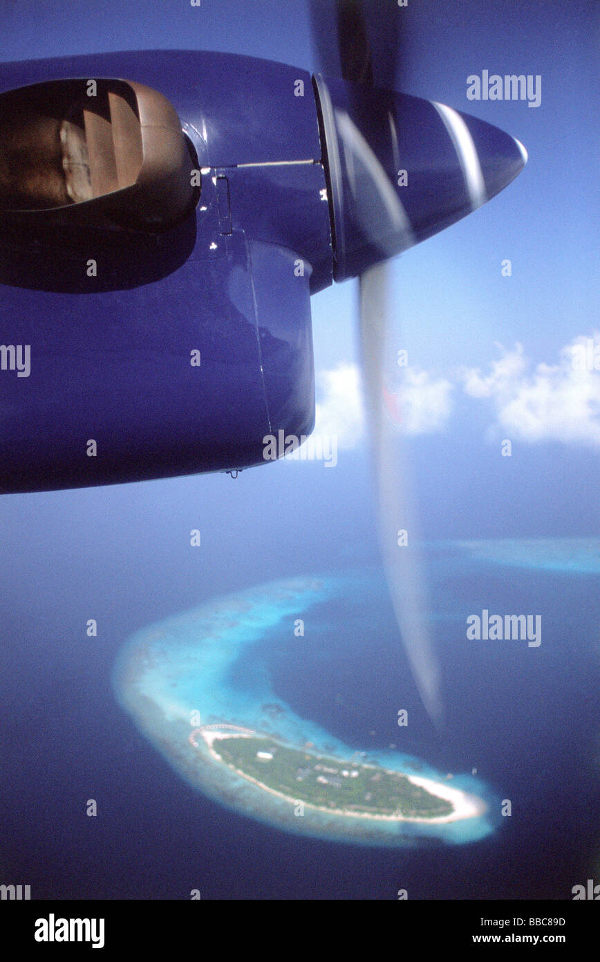 Maldives, Kunfunadhoo atoll, Soneva Fushi, flying over Maldives in ...