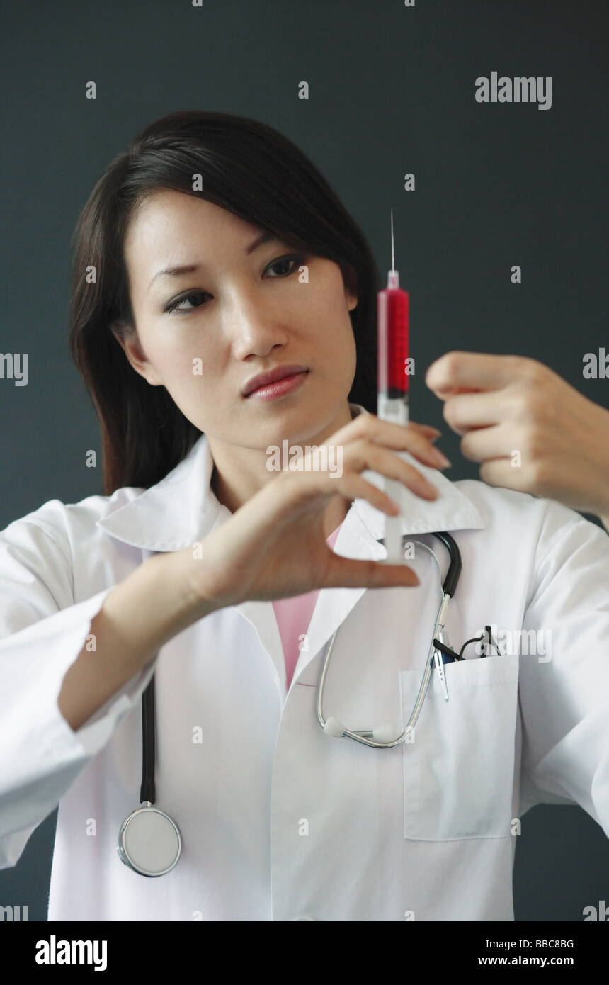 Doctor preparing syringe Stock Photo - Alamy