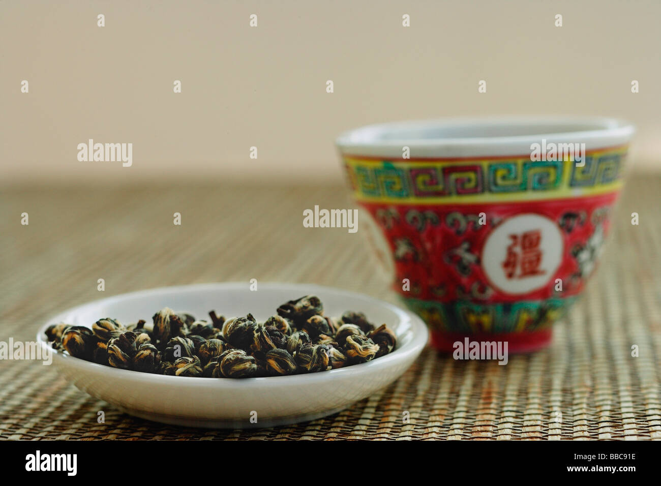 Plate of Tea leaves with Chinese teacup Stock Photo - Alamy