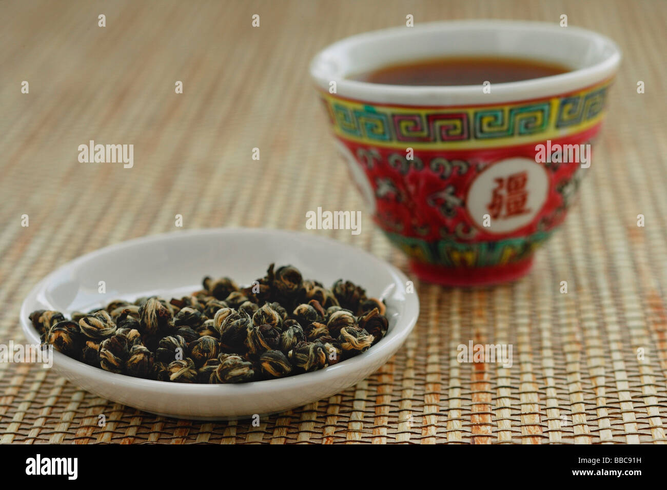 Tea leaves on plate with Chinese teacup Stock Photo - Alamy