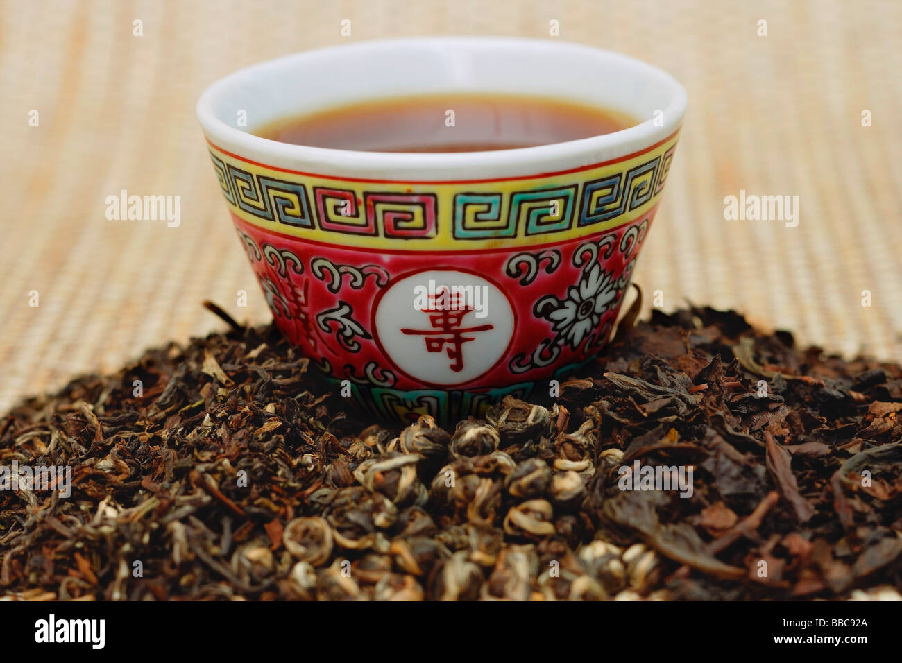 Chinese teacup and pile of loose tea leaves Stock Photo - Alamy
