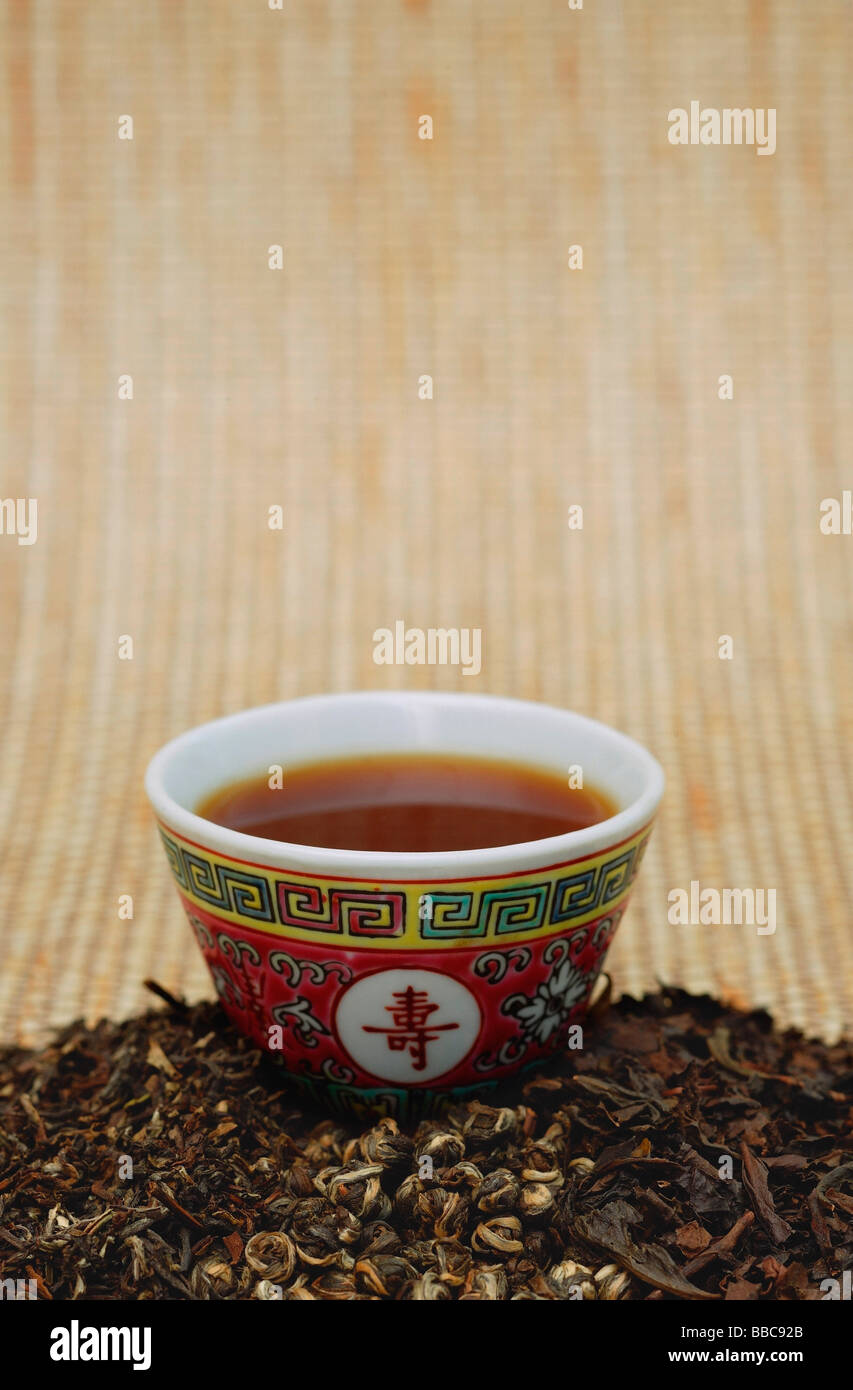Chinese teacup and pile of loose tea leaves, still life Stock Photo - Alamy