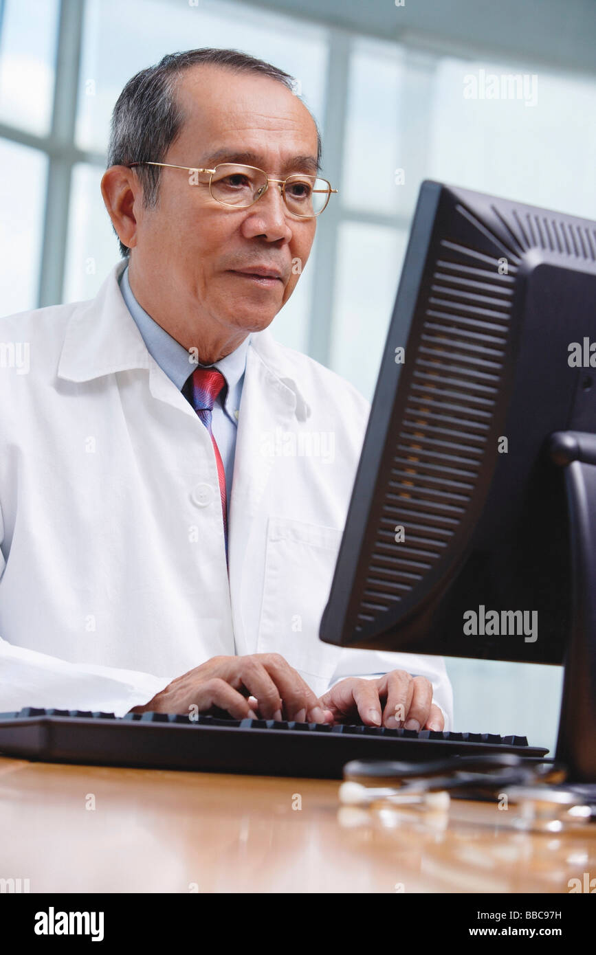 Doctor using desktop computer Stock Photo - Alamy