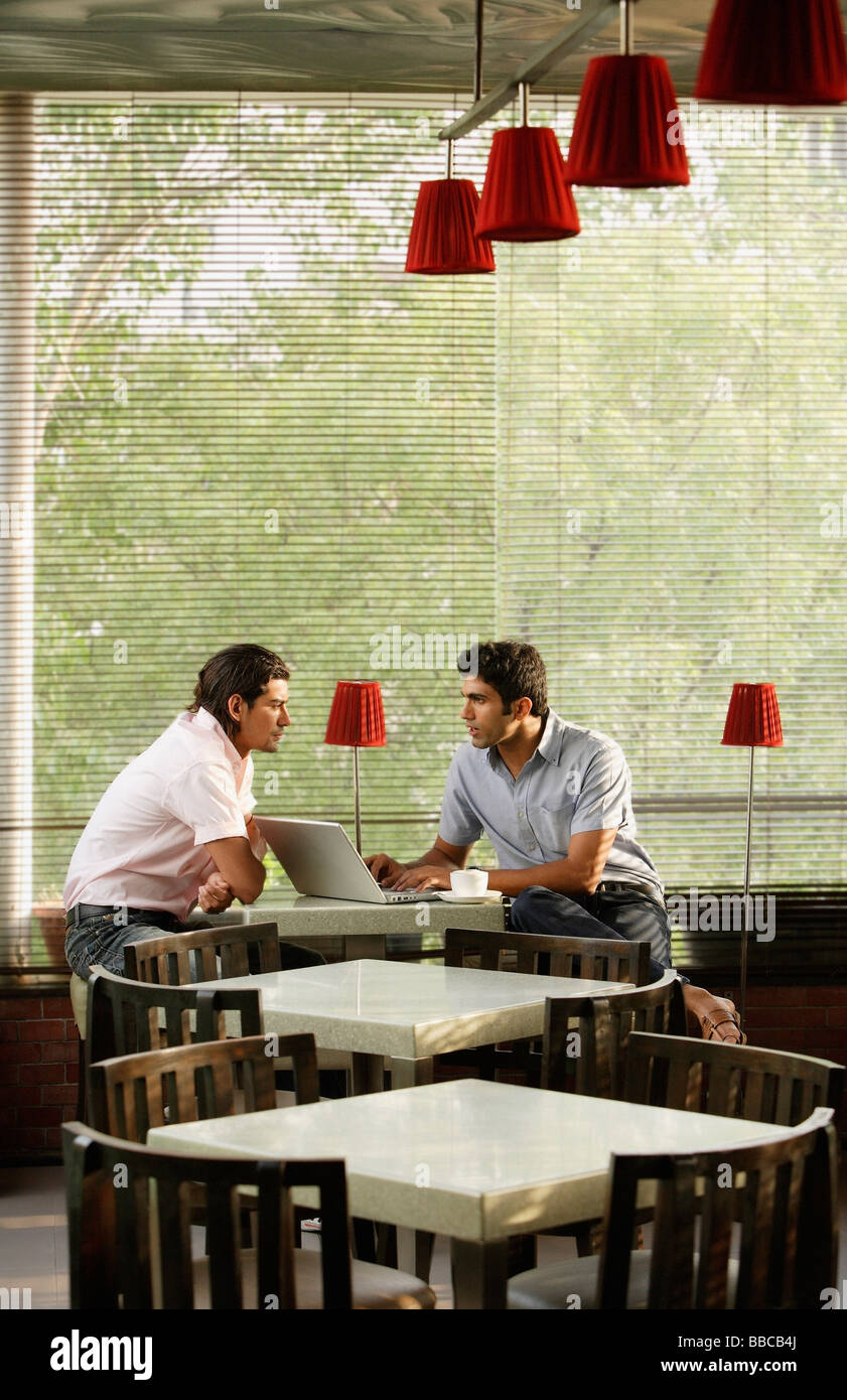 two men at laptop in cafe Stock Photo - Alamy