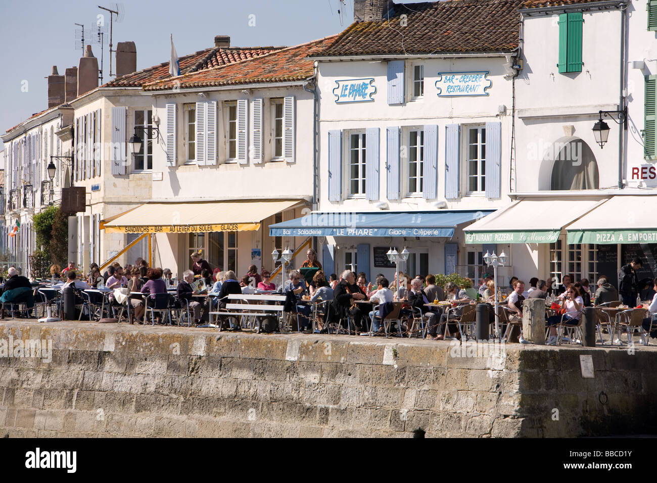 People eating and talking at Cafe Restaurants in St Martin en Ré Île de ...