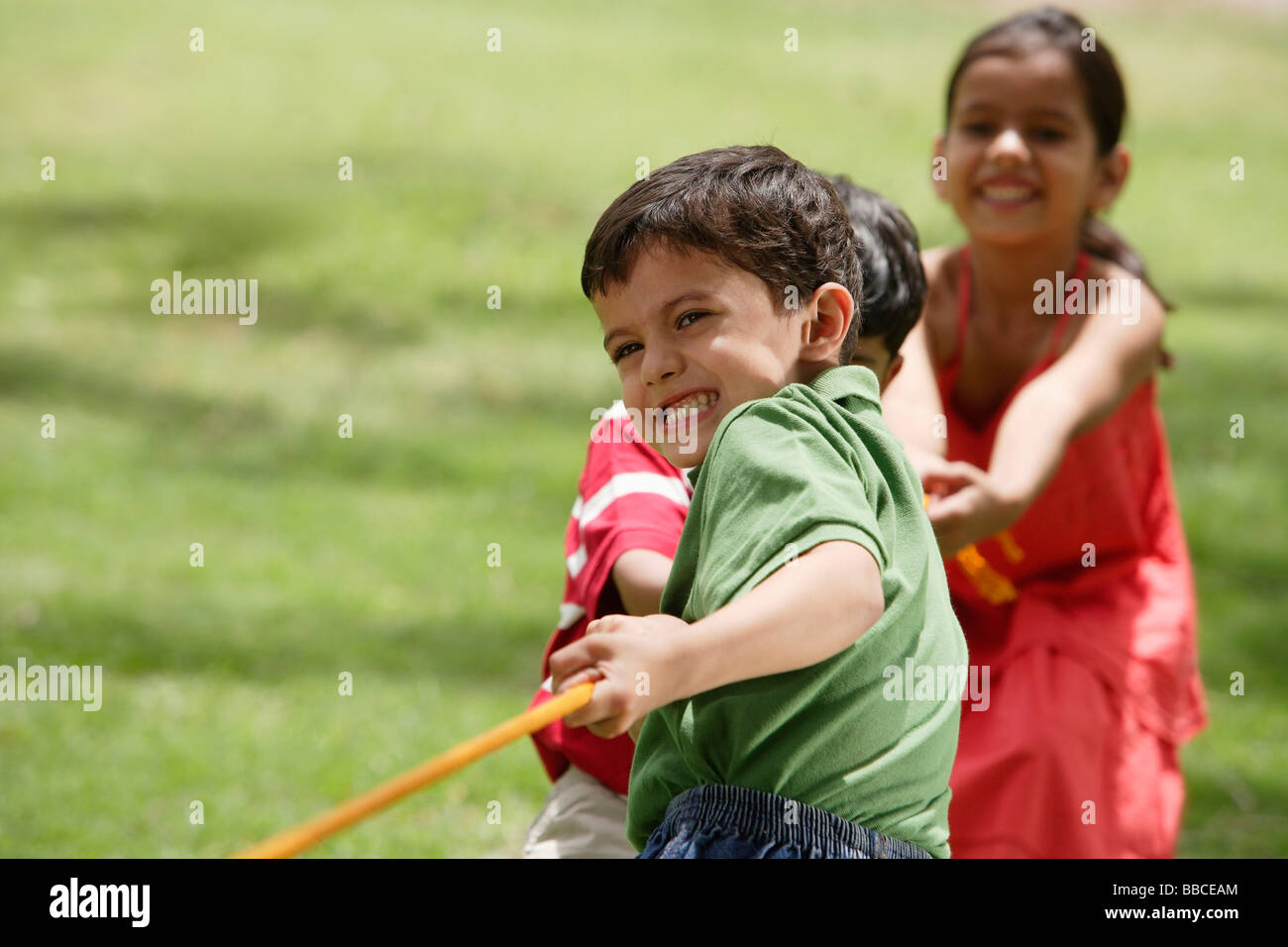 kids playing tug-o-war Stock Photo - Alamy