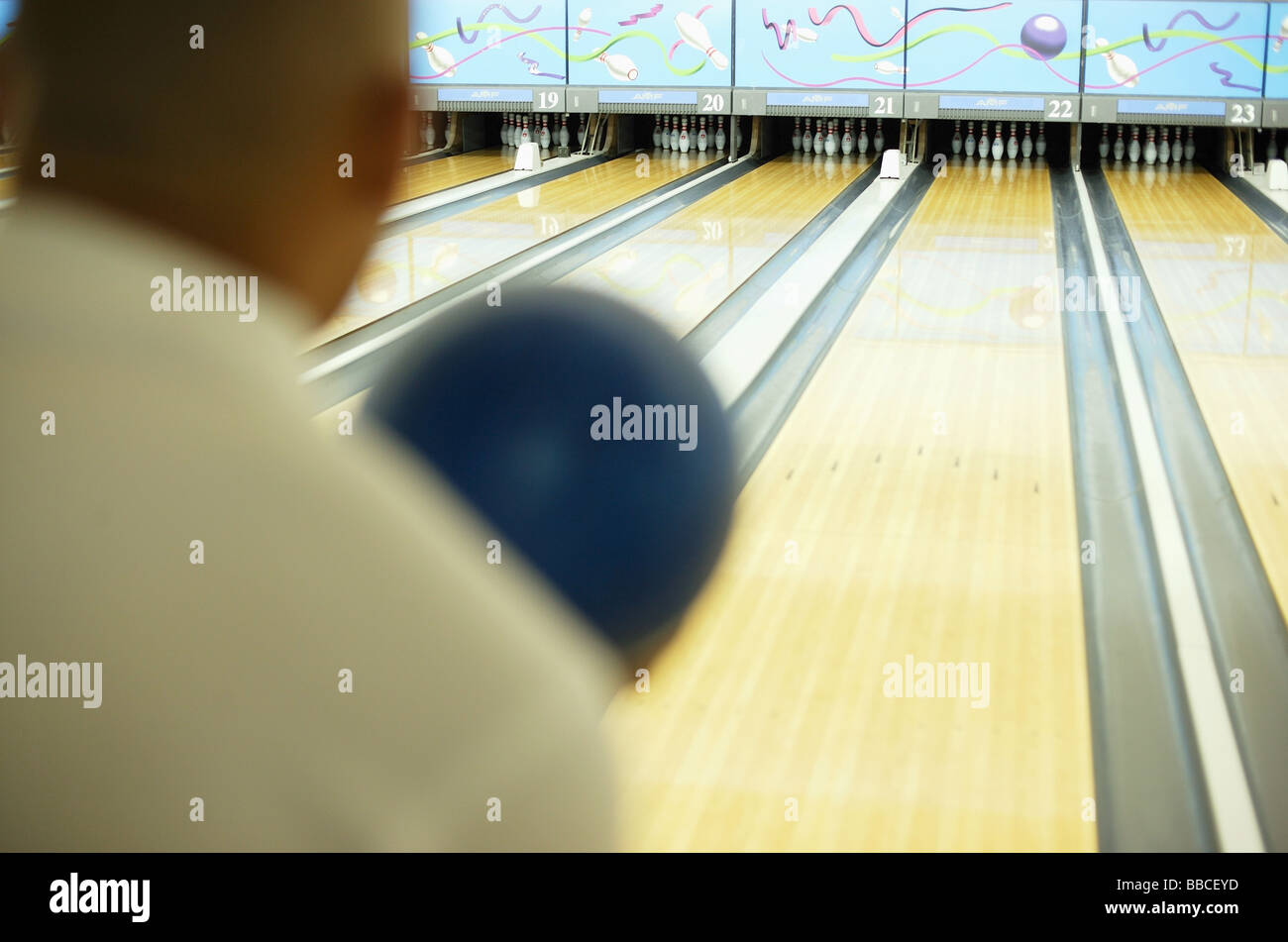 Man bowling rear view hi-res stock photography and images - Alamy