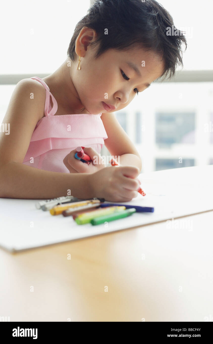 Young girl with crayons, drawing Stock Photo - Alamy