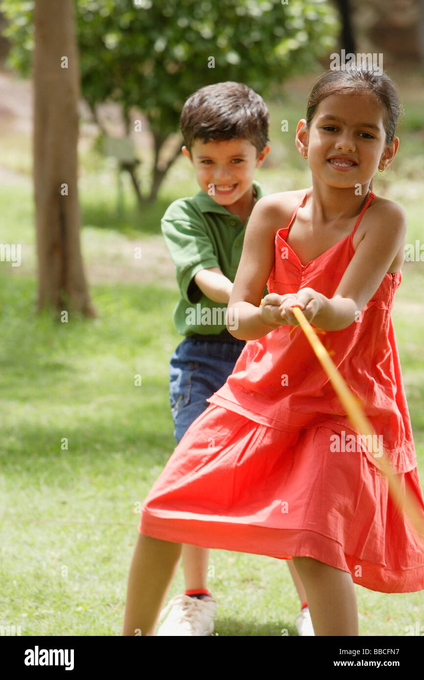 kids playing tug-o-war Stock Photo - Alamy