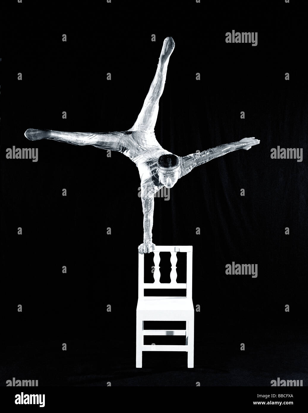 Acrobat troupe china hi-res stock photography and images - Alamy