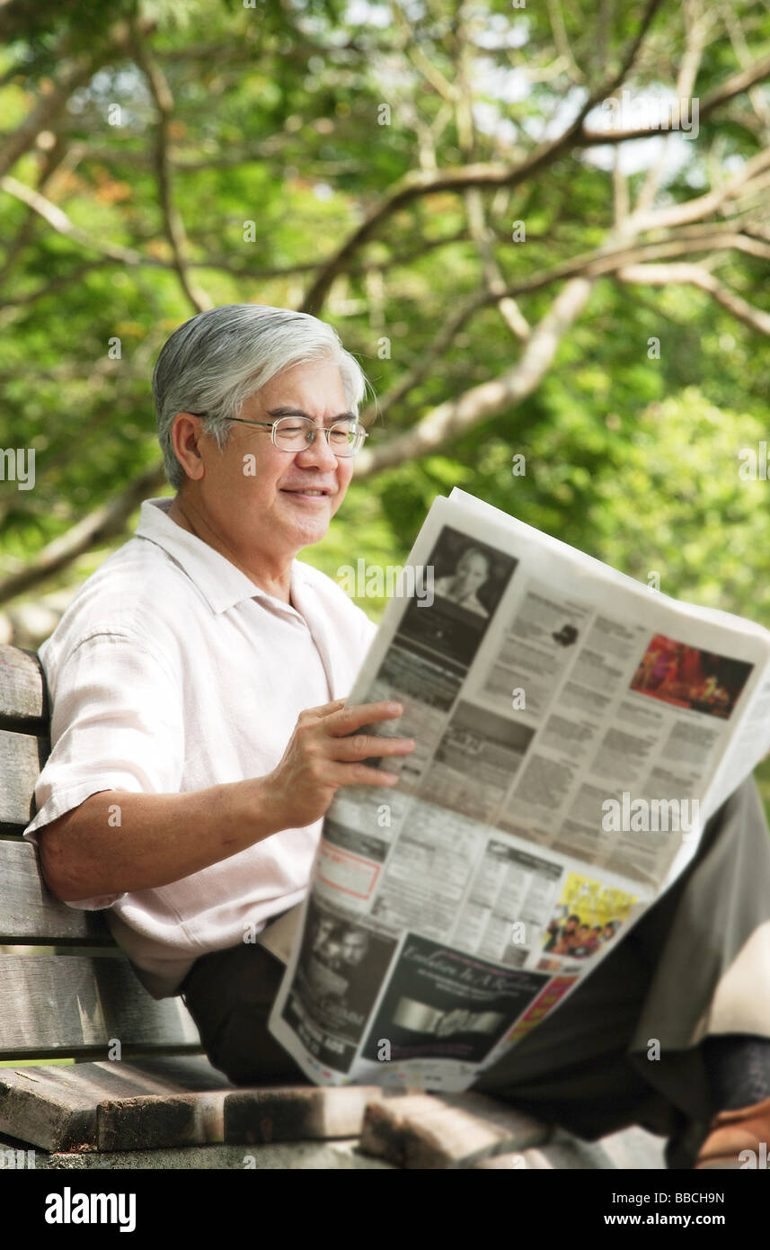 Chinese men reading newspaper hi-res stock photography and images - Alamy