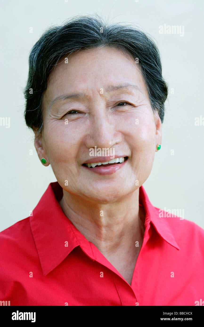 Mature woman smiling at camera Stock Photo - Alamy