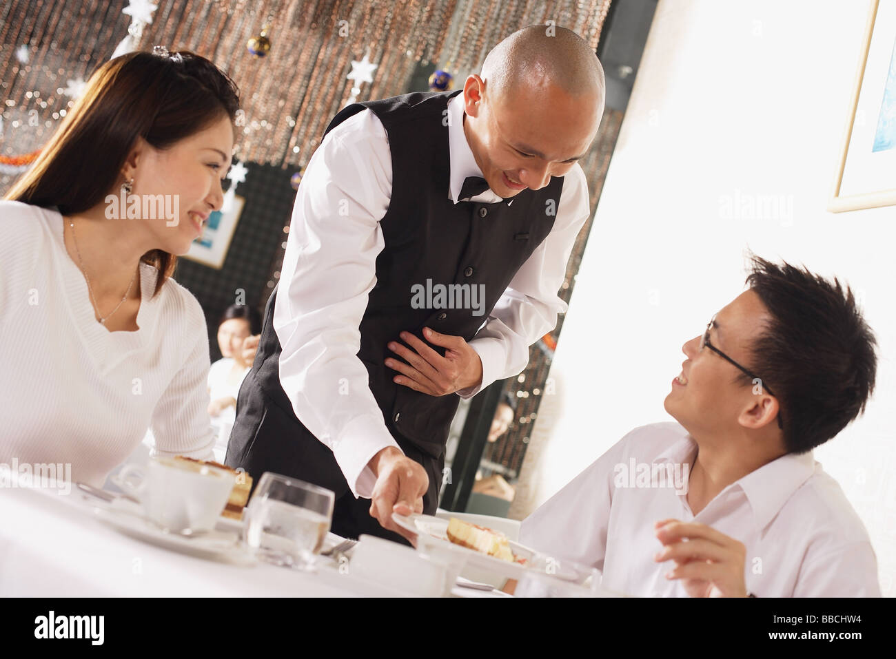 Restaurant service couples hi-res stock photography and images - Alamy