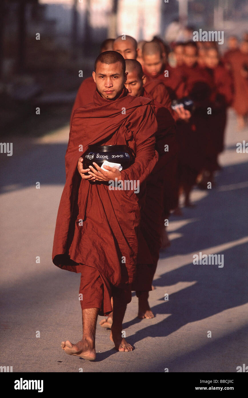 Myanmar (Burma), Nyaungshwe, Inle lake, Buddhist monks returning to ...