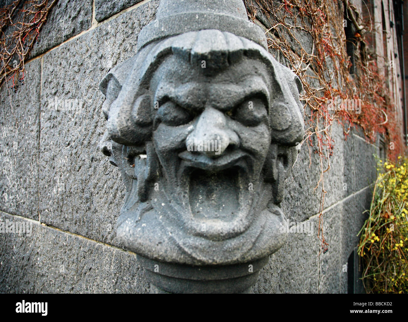 Sculpture on building hi-res stock photography and images - Alamy