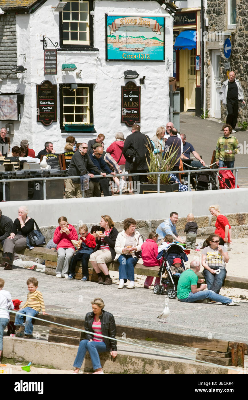 Girls and pub and drinking and england hi-res stock photography and ...