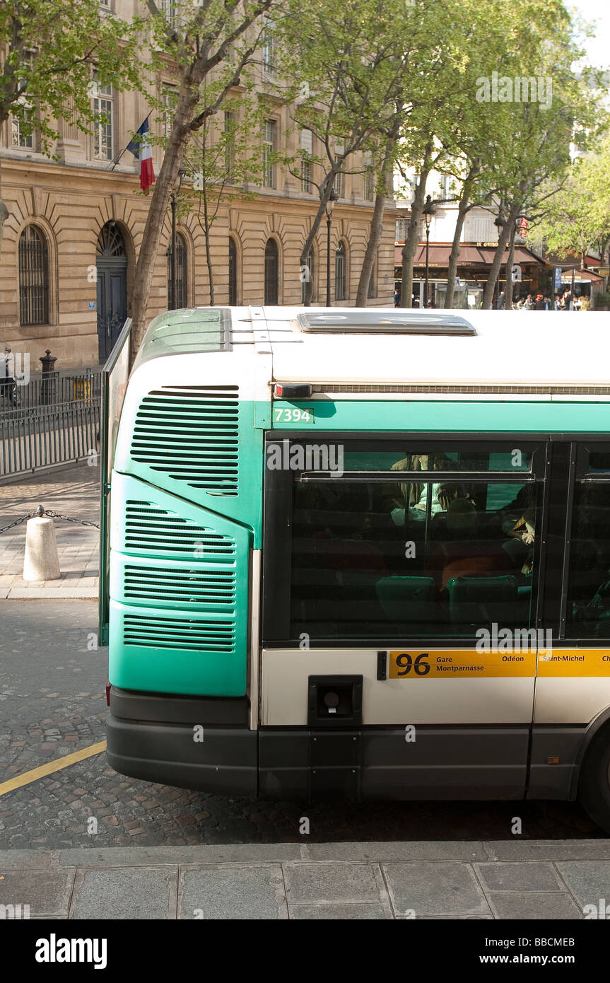 Parisien Bus at Bus Stop Paris Stock Photo - Alamy