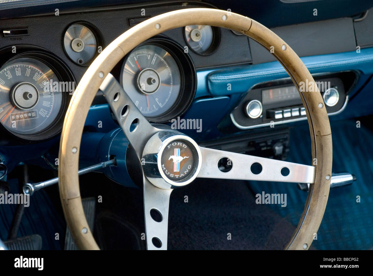 steering wheel of ford mustang Stock Photo - Alamy