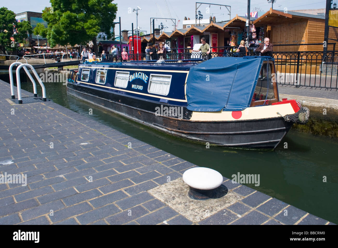 Camden Lock Village , Camden Stables Market , the blue barge Imagine ...