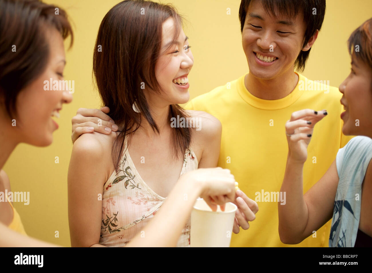 A group of friends eating ice from a cup Stock Photo - Alamy