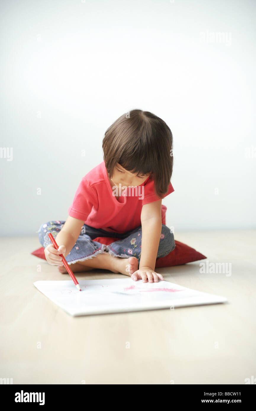 Young girl drawing on drawing pad Stock Photo - Alamy