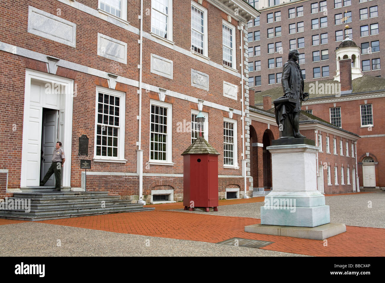 Independence hall, philadelphia statue hi-res stock photography and ...