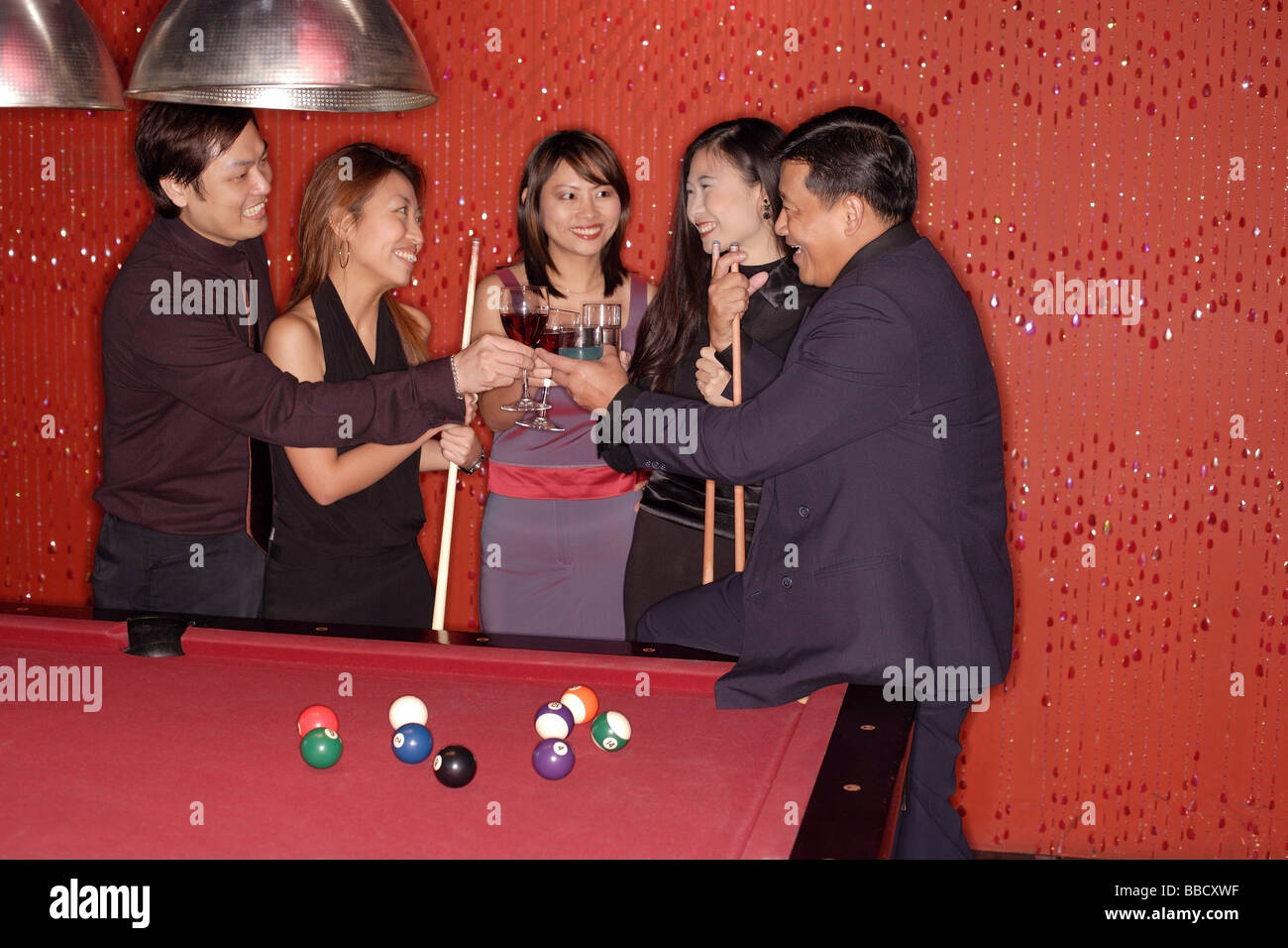 Men standing around pool table hi-res stock photography and images - Alamy