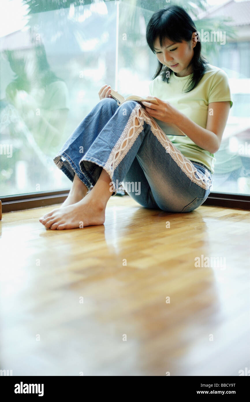 Leaning on a window hi-res stock photography and images - Alamy