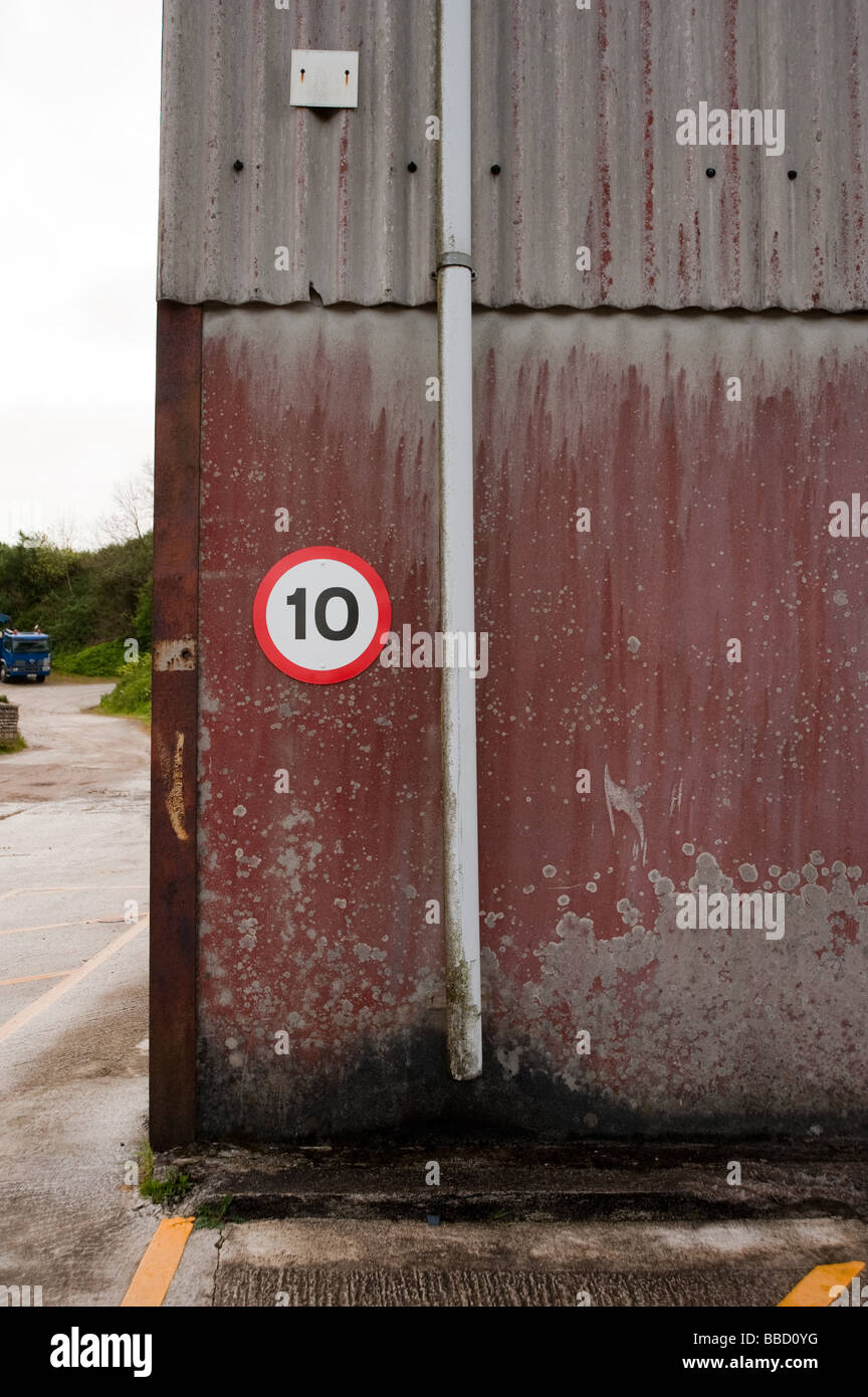 10 mph sign hi-res stock photography and images - Alamy