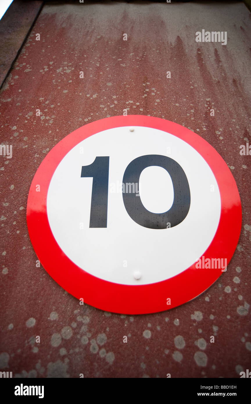 10 mph sign hi-res stock photography and images - Alamy