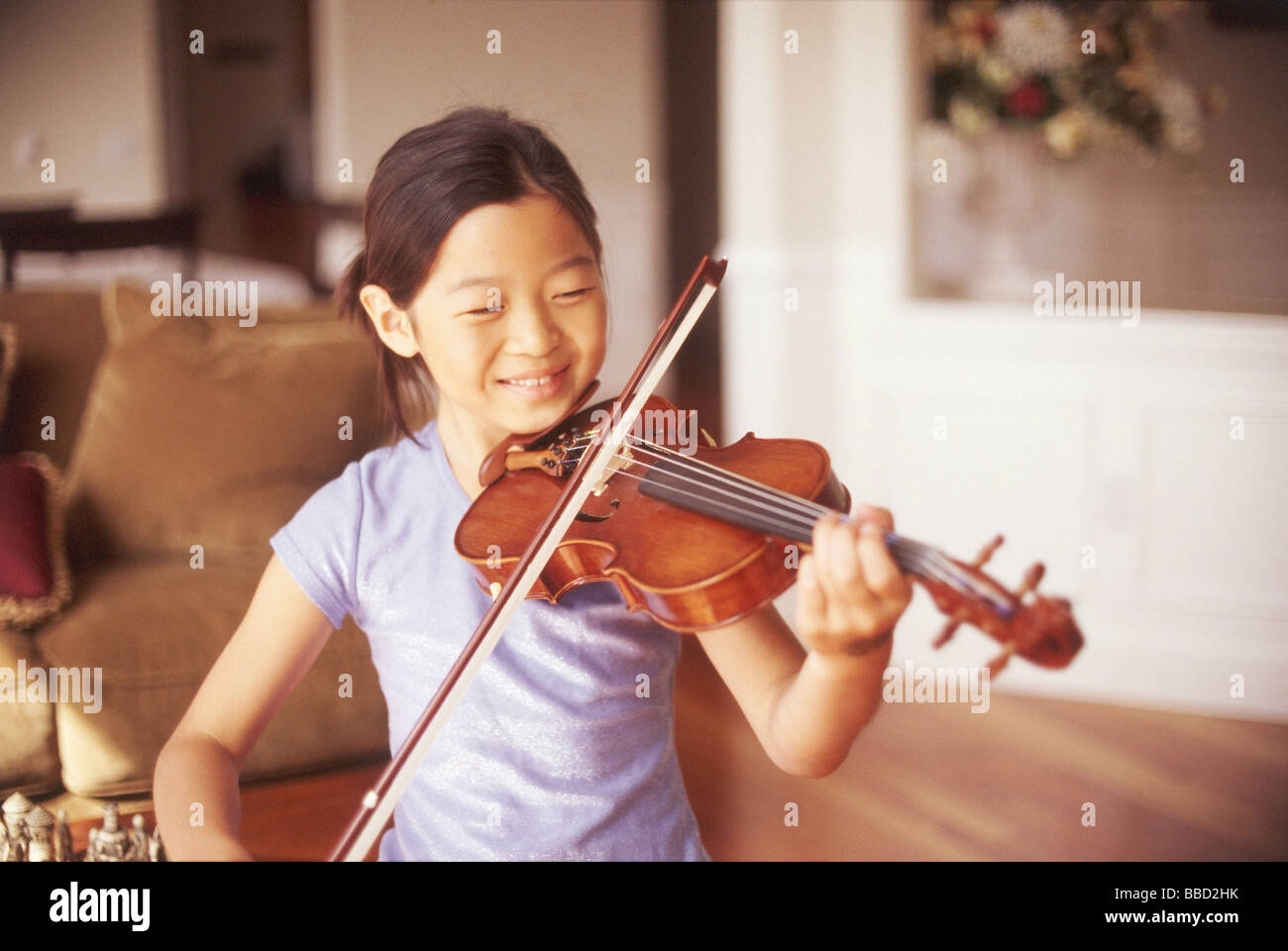 Asian girl child playing violin hi-res stock photography and images - Alamy