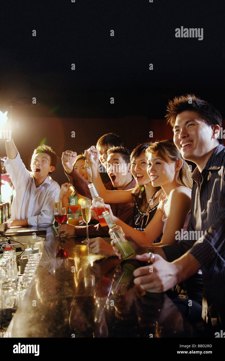 Group of friends sitting at bar hi-res stock photography and images - Alamy