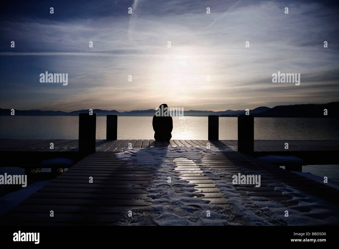Woman sitting on shore sunset hi-res stock photography and images - Alamy