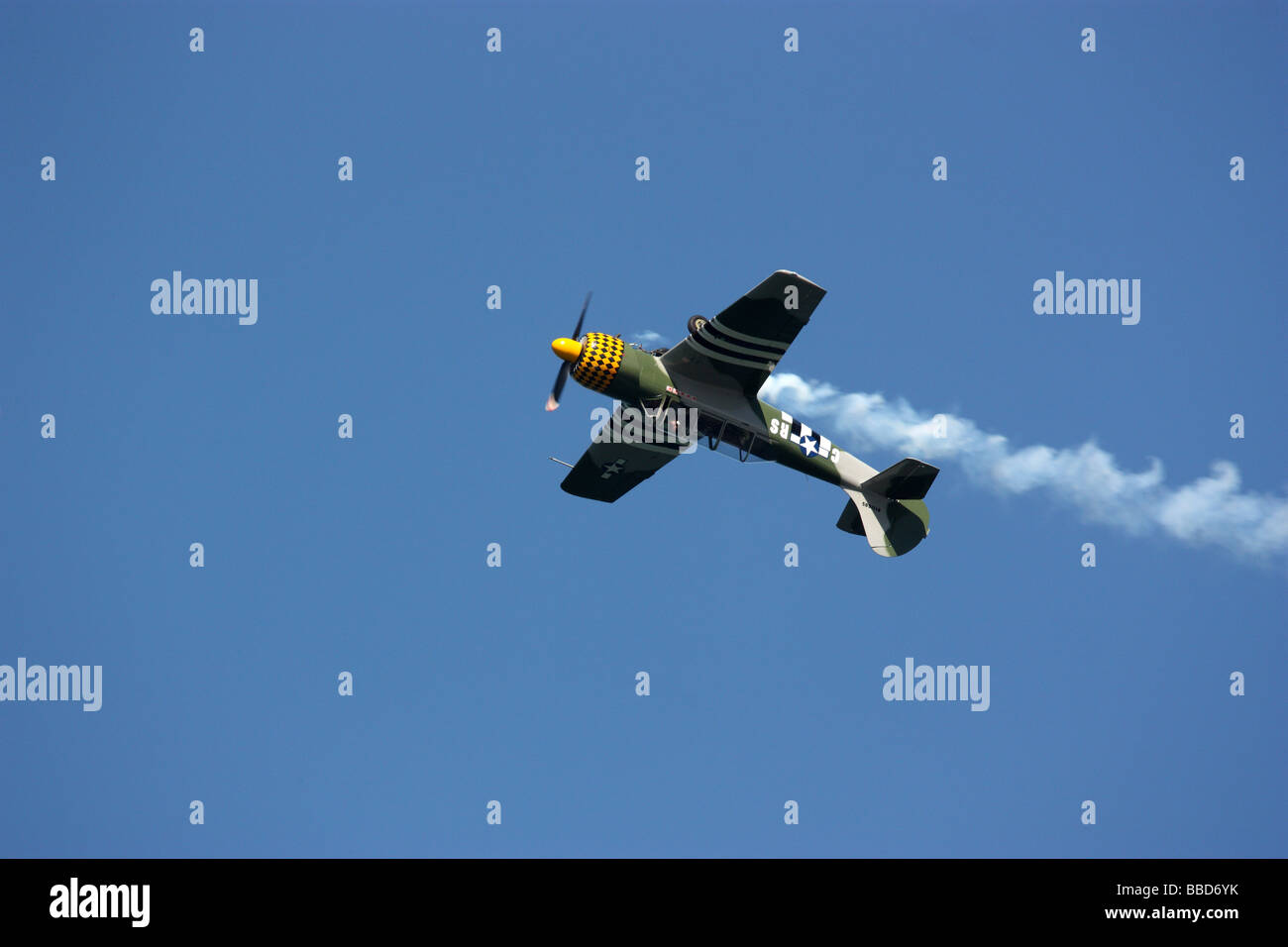 STUNT PLANE FLYING UPSIDE DOWN AND LEAVING A VAPOUR TRAIL AT AIRSHOW ...