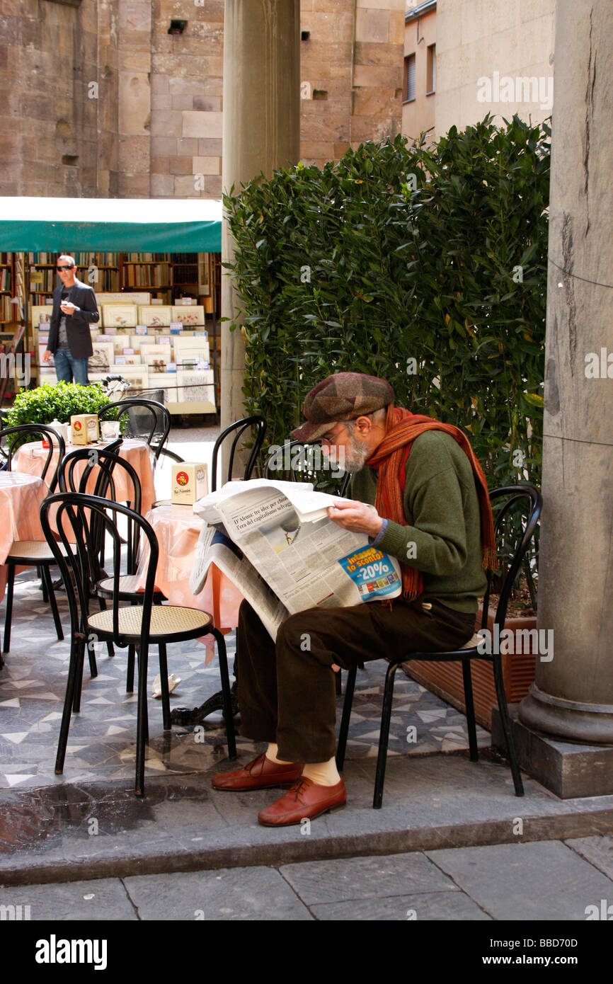 Reading a newspaper in the shade hi-res stock photography and images ...
