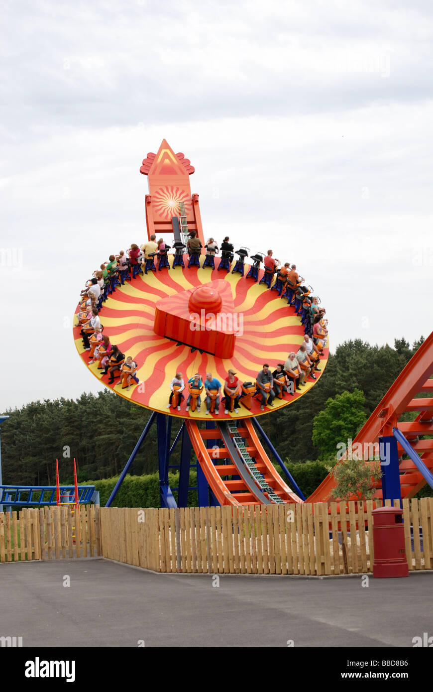 The Edge a breathtaking Megadisk-O ride at Paultons Park Stock Photo - Alamy