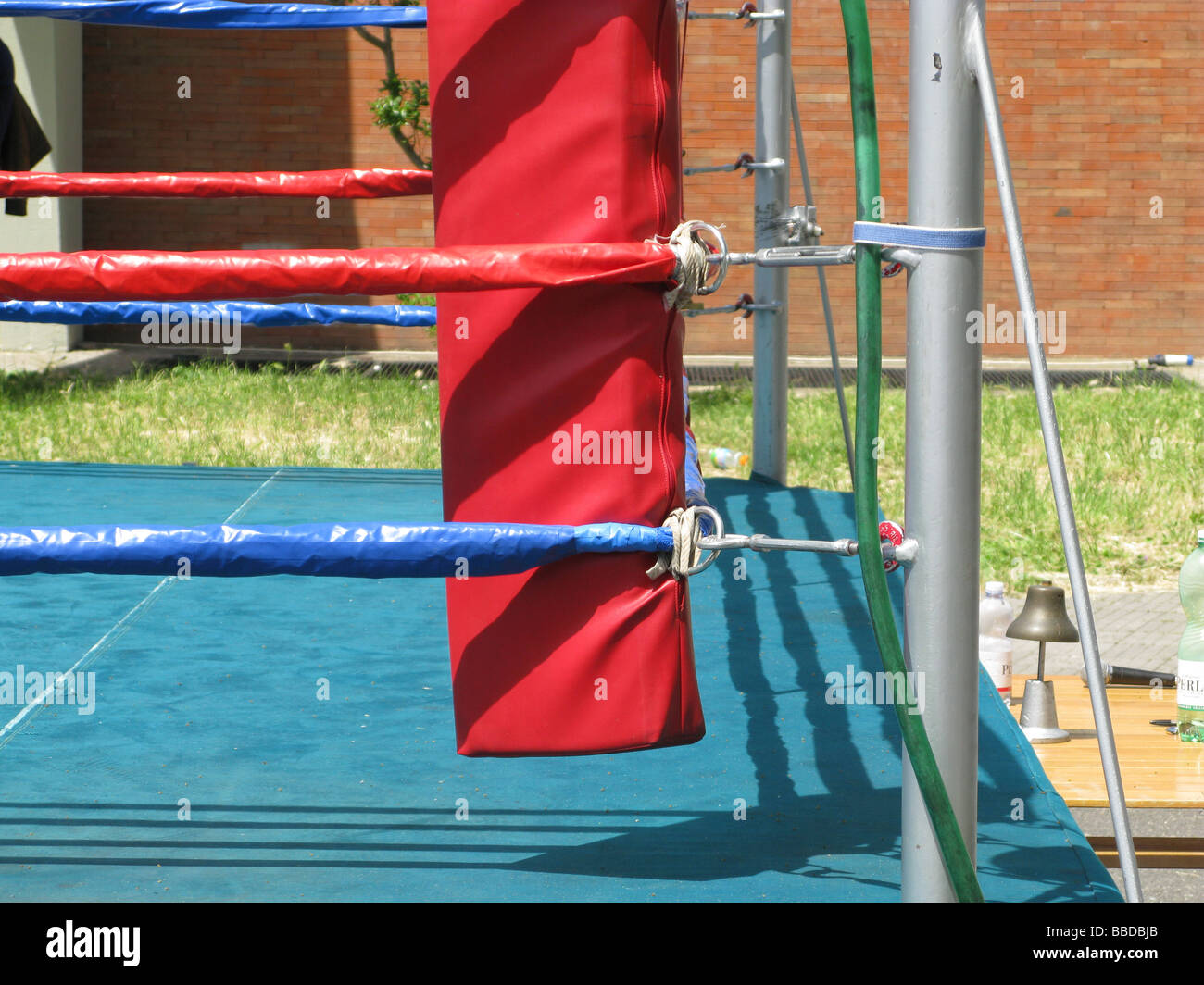 Empty boxing ring hi-res stock photography and images - Alamy